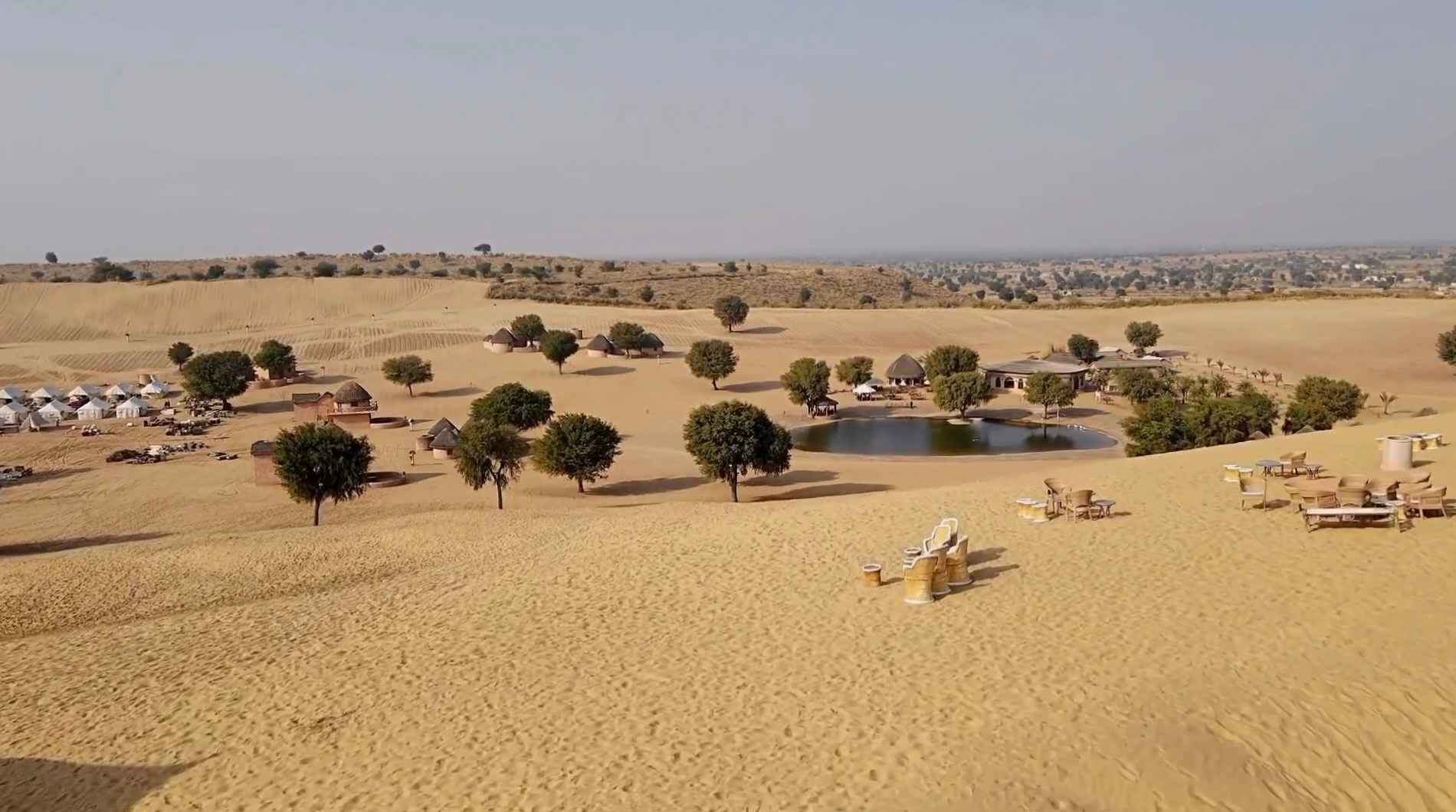 सनसेट और रेगिस्तान में तालाब के लिए प्रसिद्ध गांव, खिमसर सैंड ड्यून्स ...