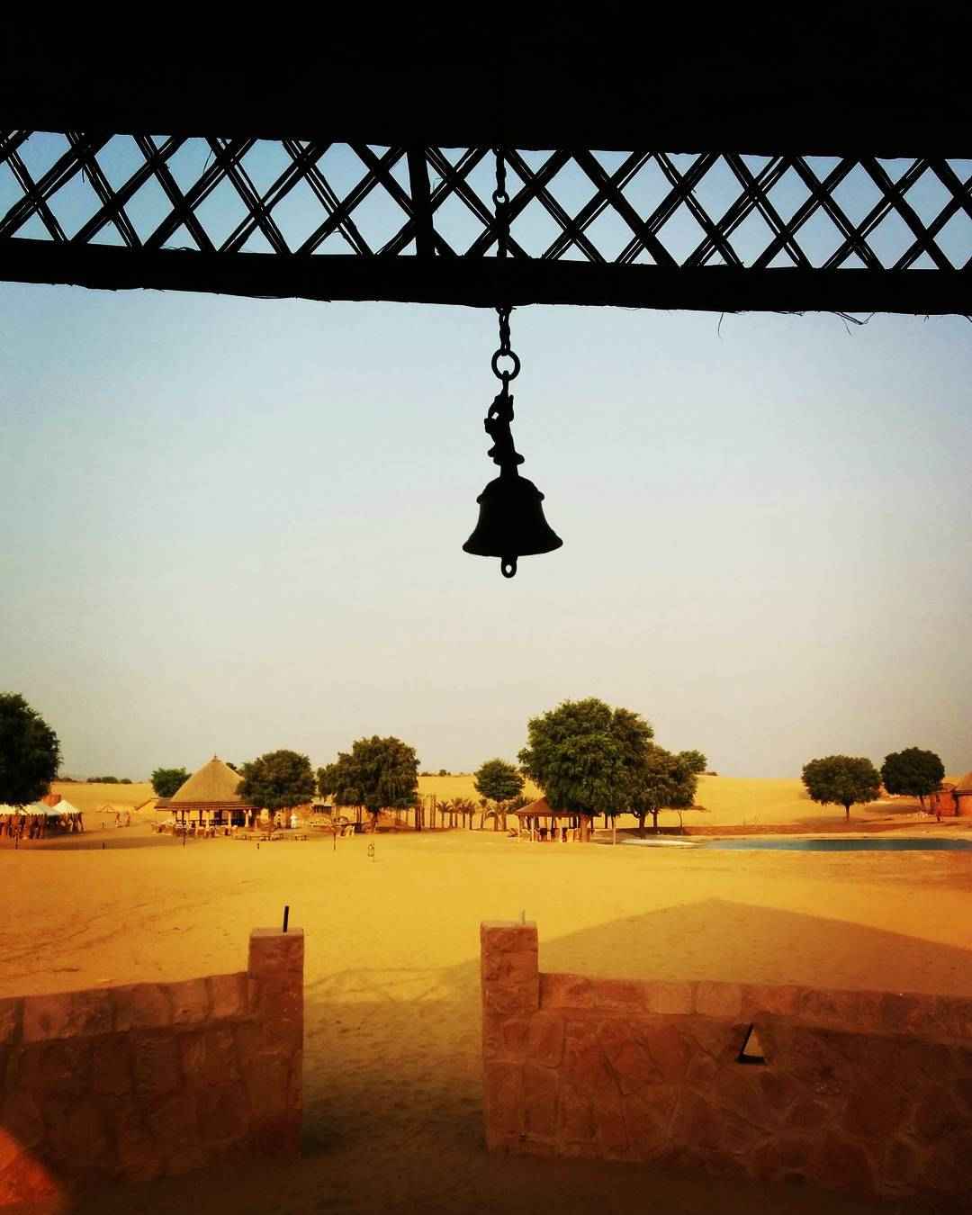 सनसेट और रेगिस्तान में तालाब के लिए प्रसिद्ध गांव, खिमसर सैंड ड्यून्स ...