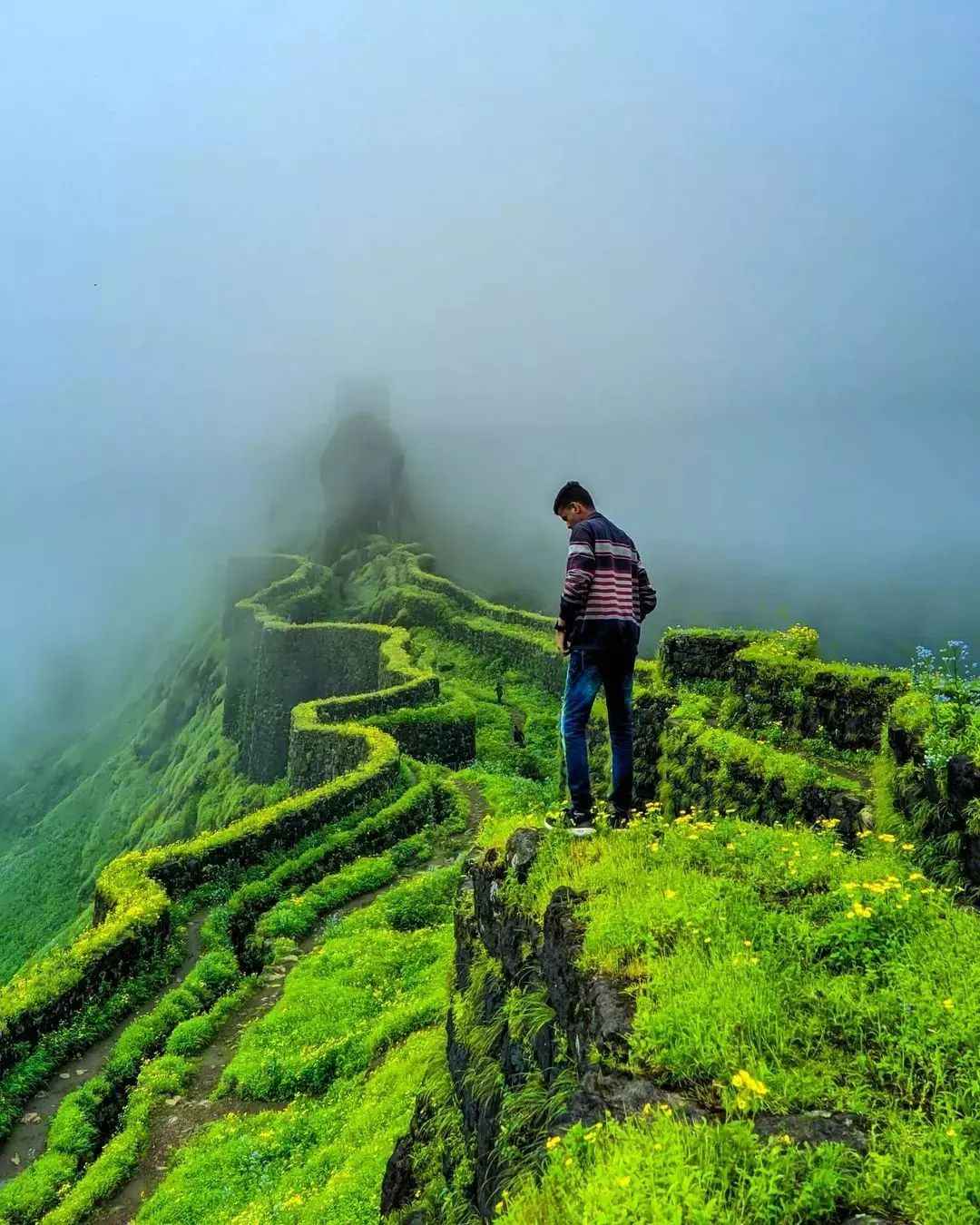 महाराष्ट्र में बादलों के ऊपर बने राजगढ़ फोर्ट घूमने की जानकारी: Rajgad ...